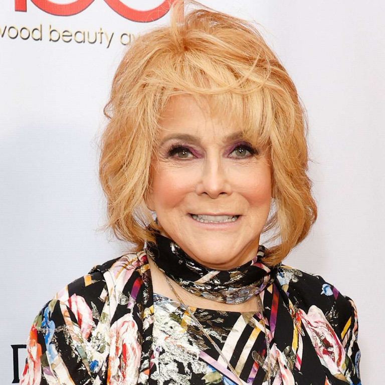 Wallis Annenberg Presents the Living Legend Honoree Award to Ann ...